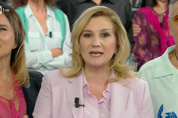 Memo Remigi Palpeggia Jessica Morlacchi Sospeso Dal Programma