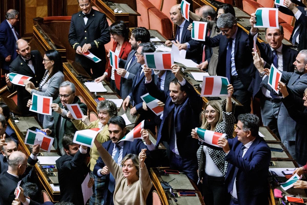 Ddl Autonomia, sì del Senato. E le opposizioni sventolano il tricolore